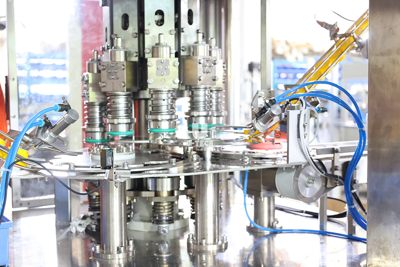 Full automatic high speed food cooking oil cap assembly machine - Buy ...